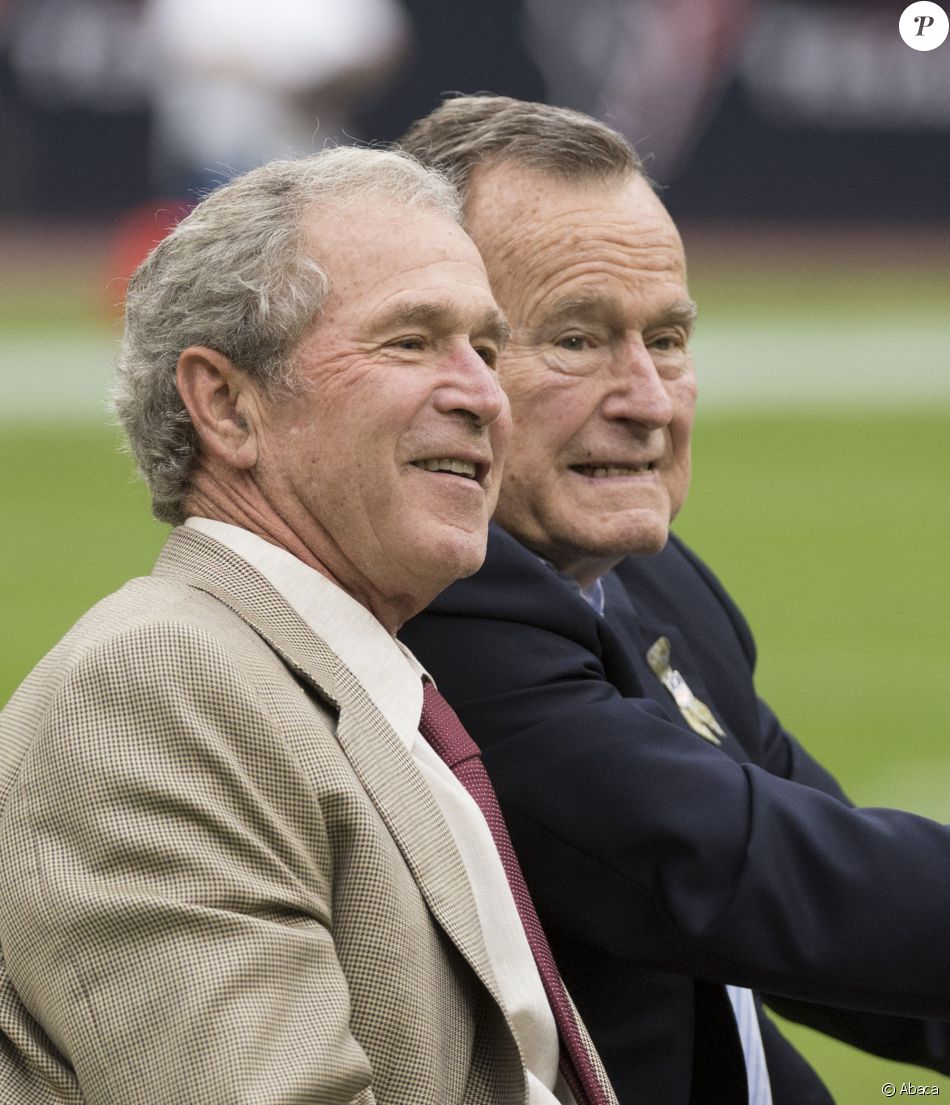 George W. Bush et son père George H.W. Bush le 17 novembre 2013 à ...