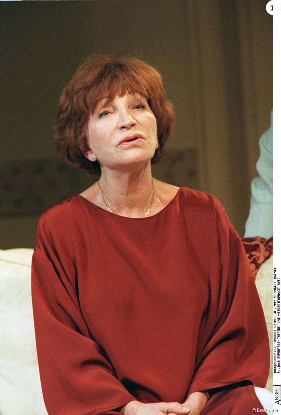 Maria Pacôme dans la pièce Une mesure d'avance en 1997 à Paris ...