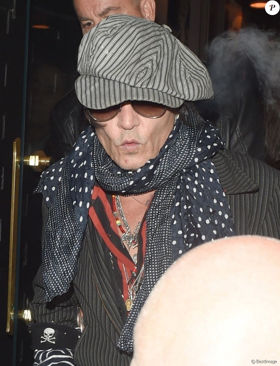 Johnny Depp quitte le bar Ronnie Scotts à Soho en train de fumer un ...