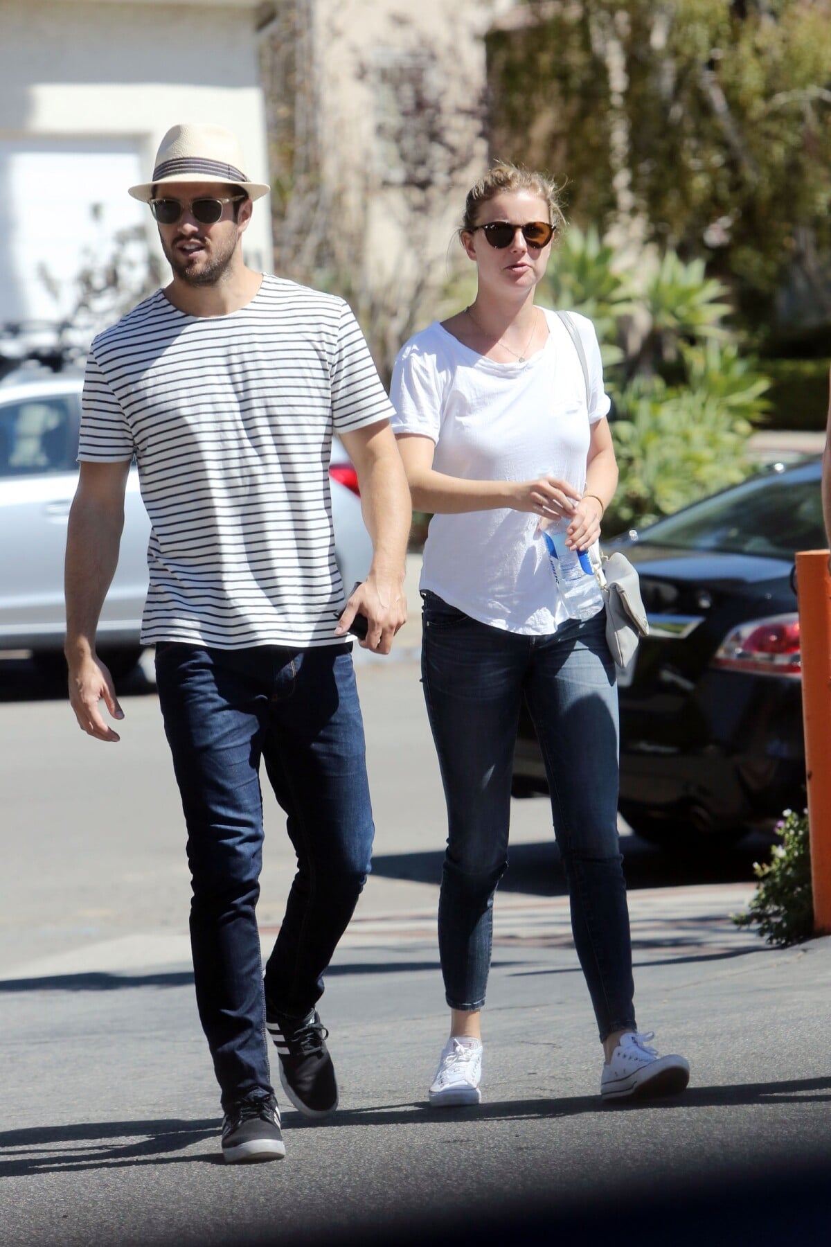 Photo : Exclusif - Emily VanCamp et son compagnon Joshua Bowman sont ...
