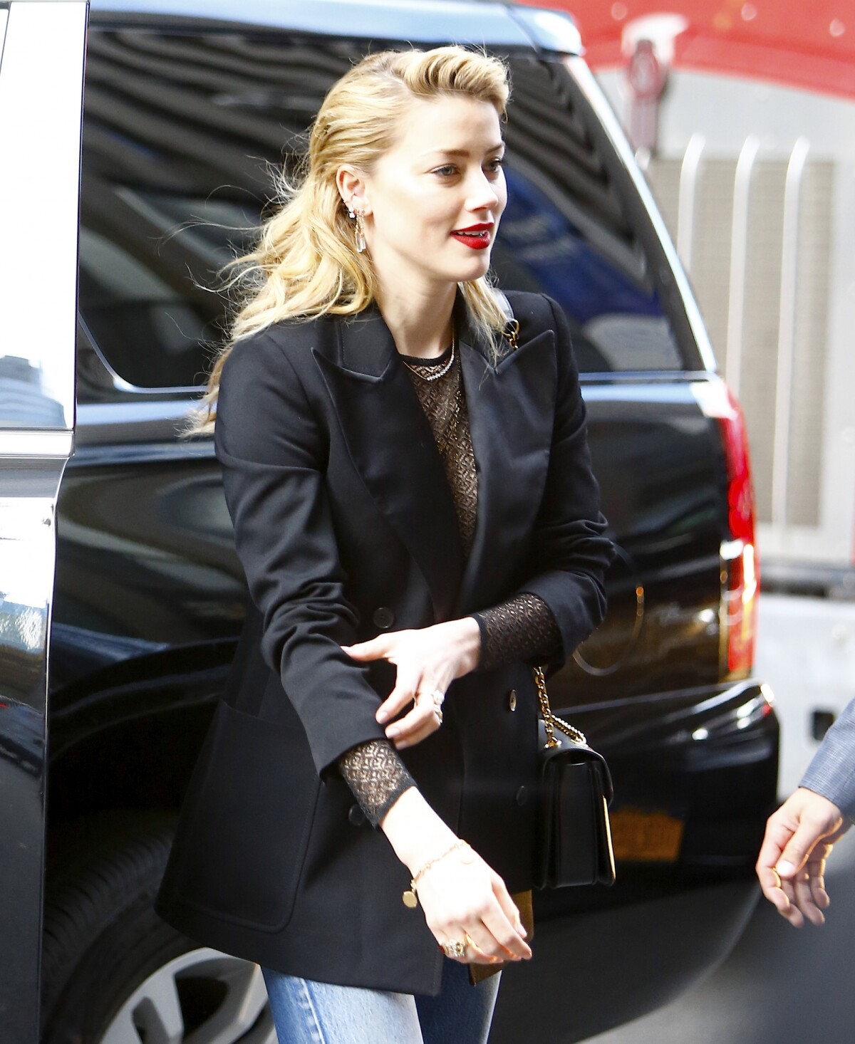 Photo : Amber Heard porte un haut qui laisse entrevoir sa poitrine lors ...