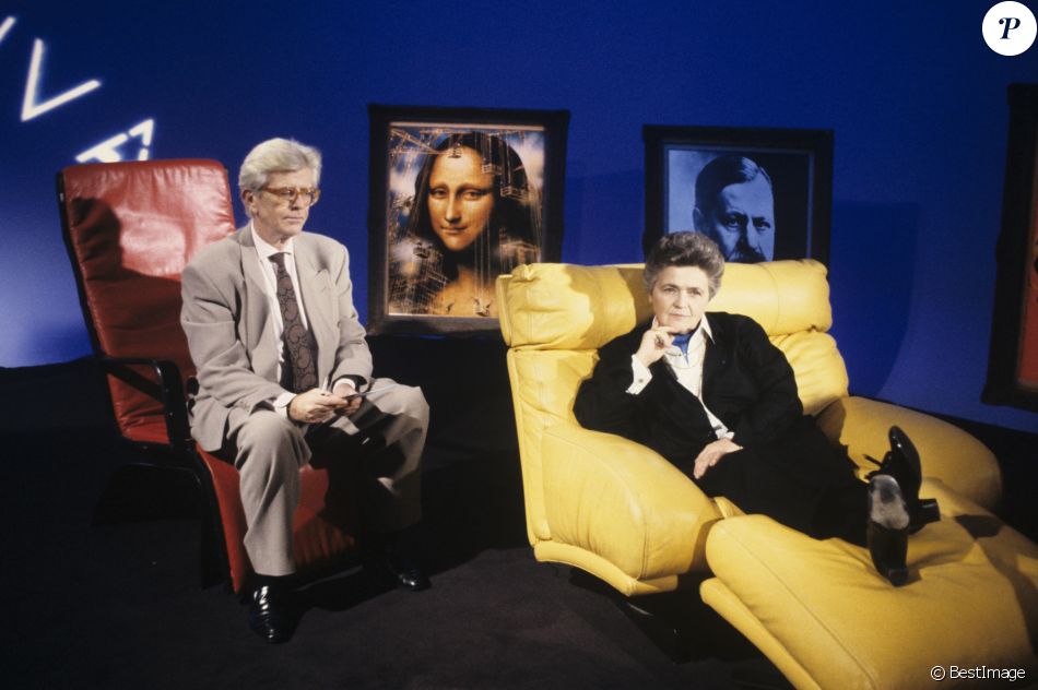 Henry Chapier recevant Maud Linder dans l'émission Le Divan, en 1989 ...