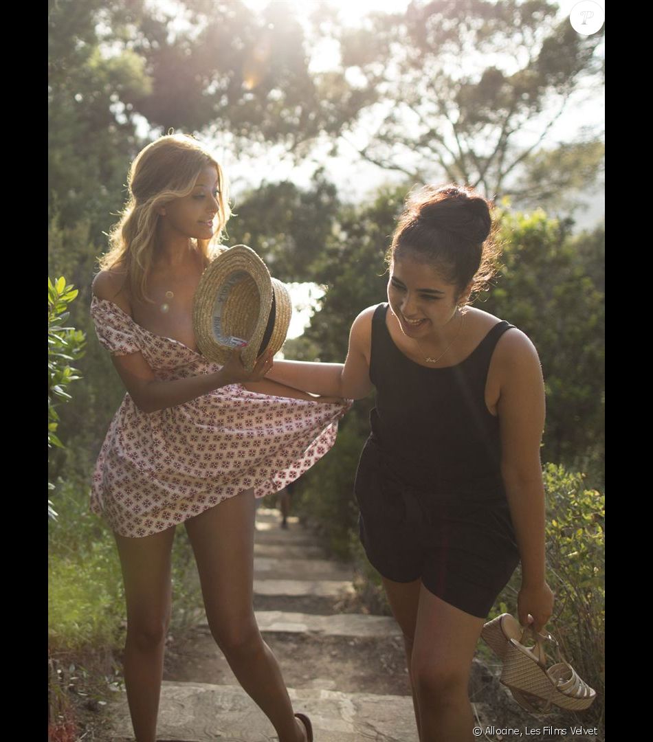 Zahia Dehar et Mina Farid sur le tournage du film Une fille facile ...