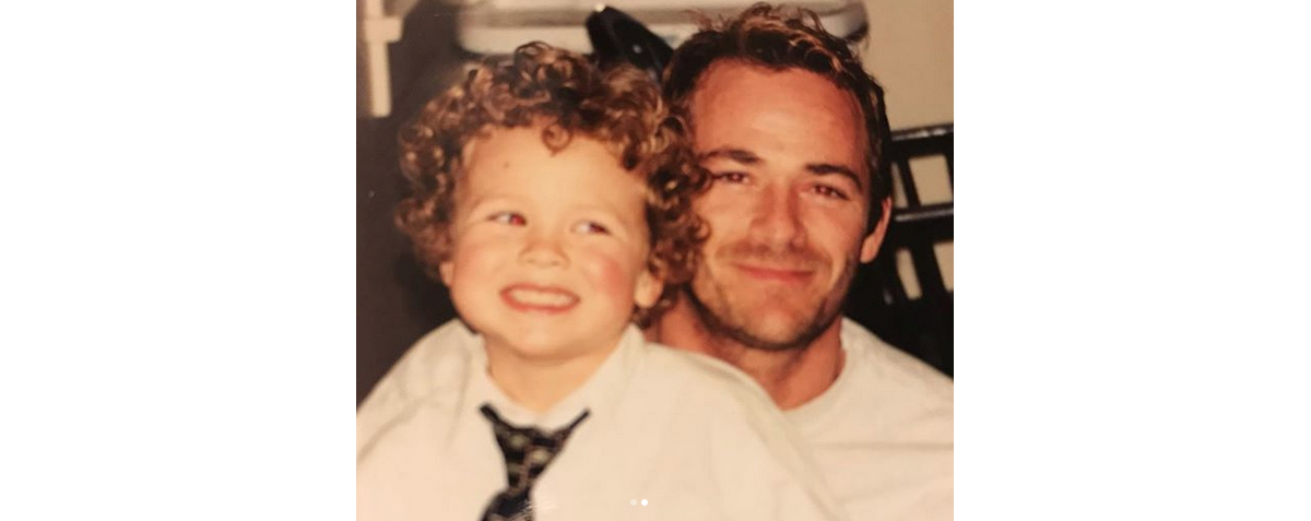 Photo : Jack Perry enfant dans les bras de son papa, le regretté Luke ...