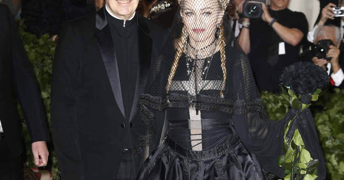 Jean Paul Gaultier, Madonna au Met Gala 2018 célébrant l'ouverture de l ...