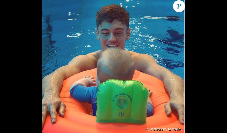 Tom Daley et son fils Robert à la piscine, à Londres. Le 30 mars 2019 ...