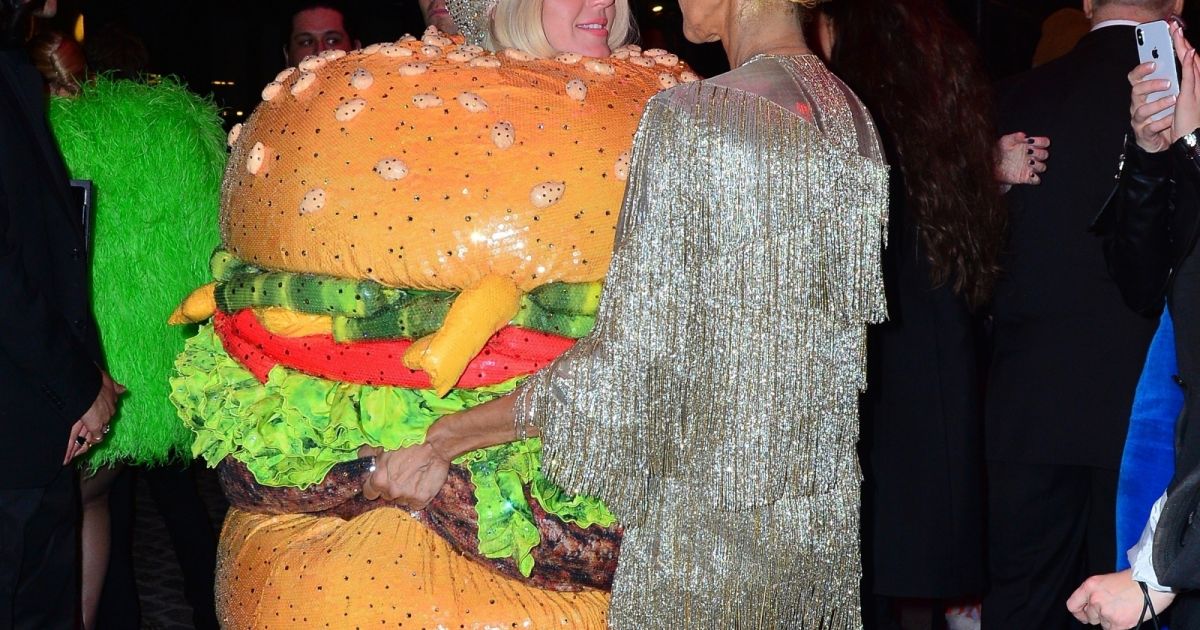 Katy Perry déguisée en burger, Céline Dion se jette sur elle après le ...