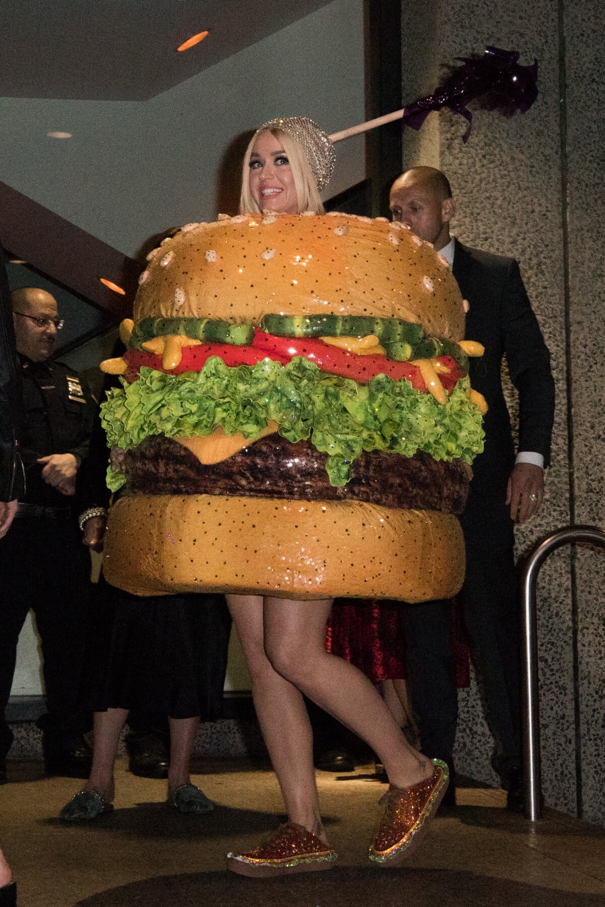 Photo : Katy Perry, déguisée en hamburger géant, arrive à la Boom Boom ...