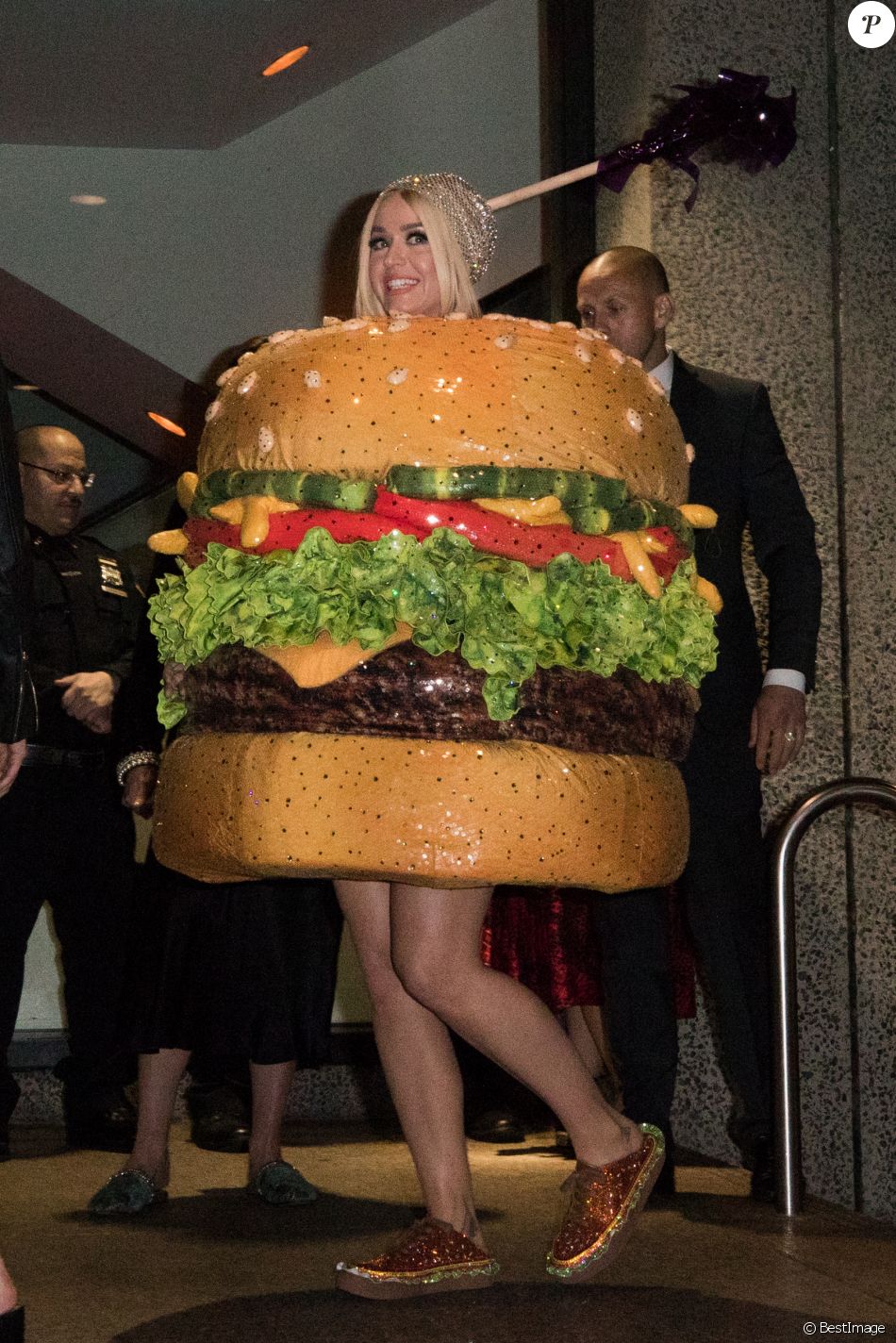 Katy Perry, déguisée en hamburger géant, arrive à la Boom Boom Room ...