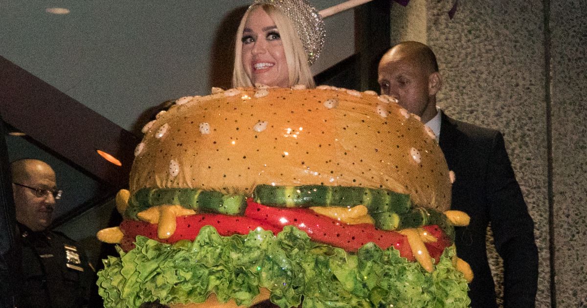 Katy Perry, déguisée en hamburger géant, arrive à la Boom Boom Room ...