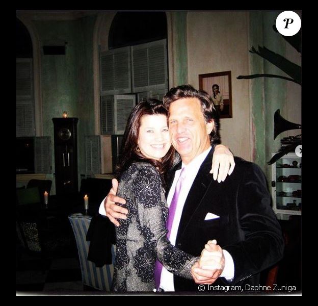 Daphne Zuniga (Les Frères Scott) : À 56 ans, elle se marie avec son ...