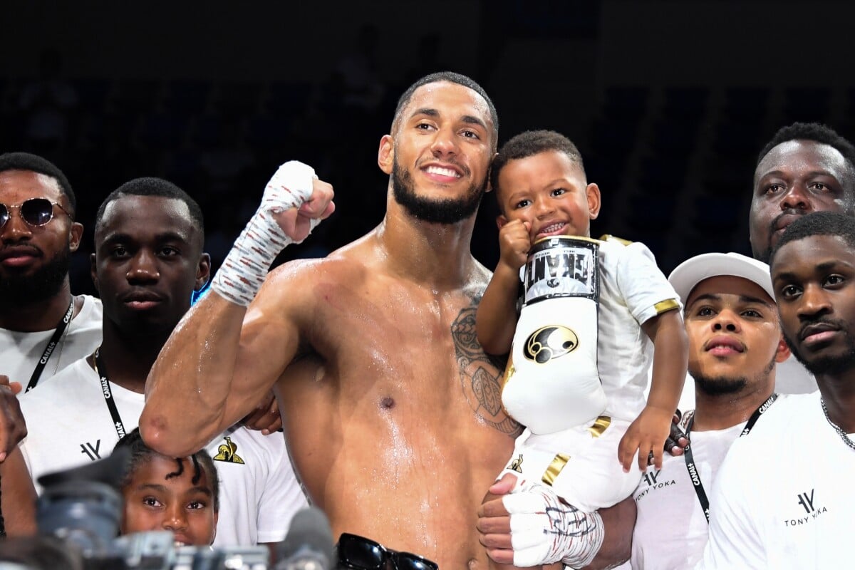 Photo : Tony Yoka avec son fils Ali sur le ring après sa victoire par ...