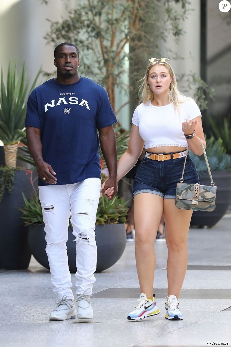 Exclusif - Iskra Lawrence et son compagnon Andre Wisdom se baladent ...