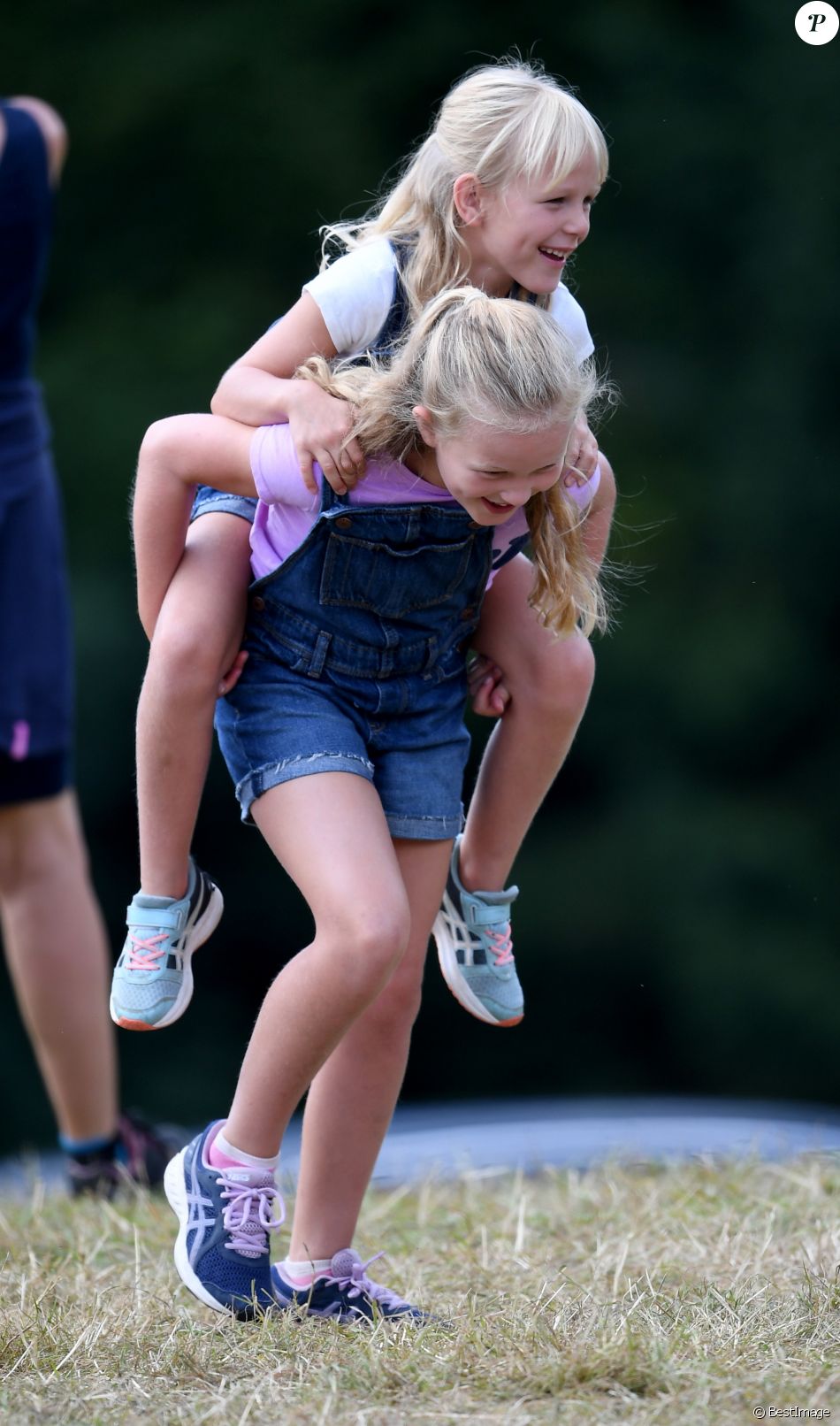 Isla Phillips monte sur le dos de sa soeur Savannah Phillips lors du ...