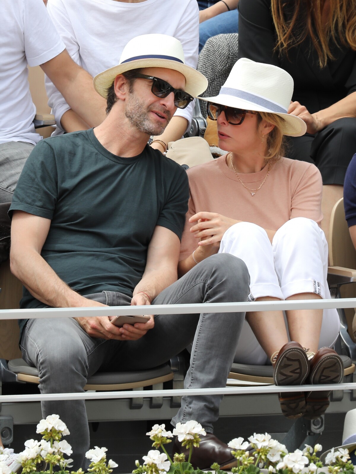 Photo : Karin Viard et son compagnon - People dans les tribunes lors de ...