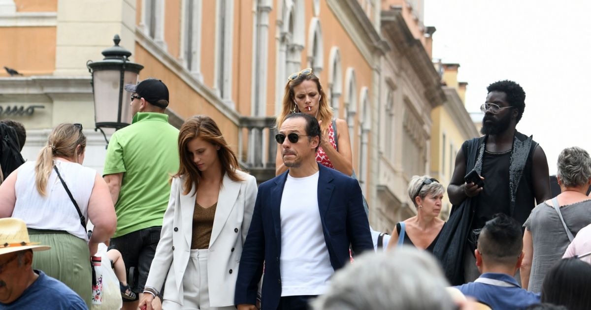Stefano Accorsi et sa femme Bianca Vitali se promènent dans les rues de ...