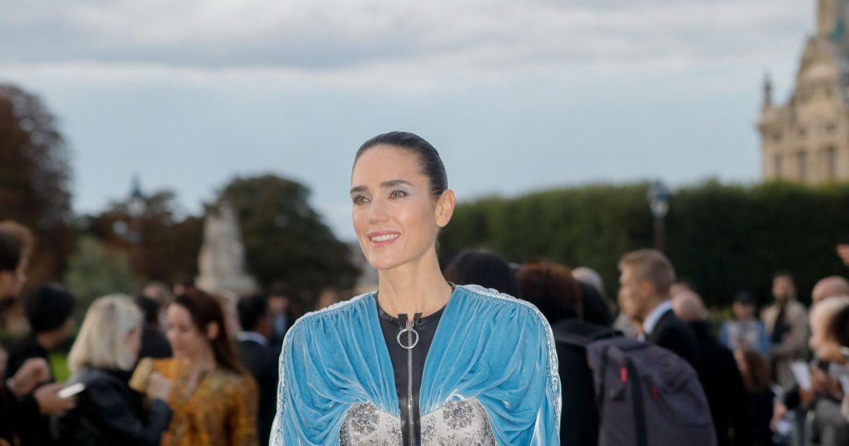 Jennifer Connelly arrive à la Cour Carrée du Louvre pour assister au ...