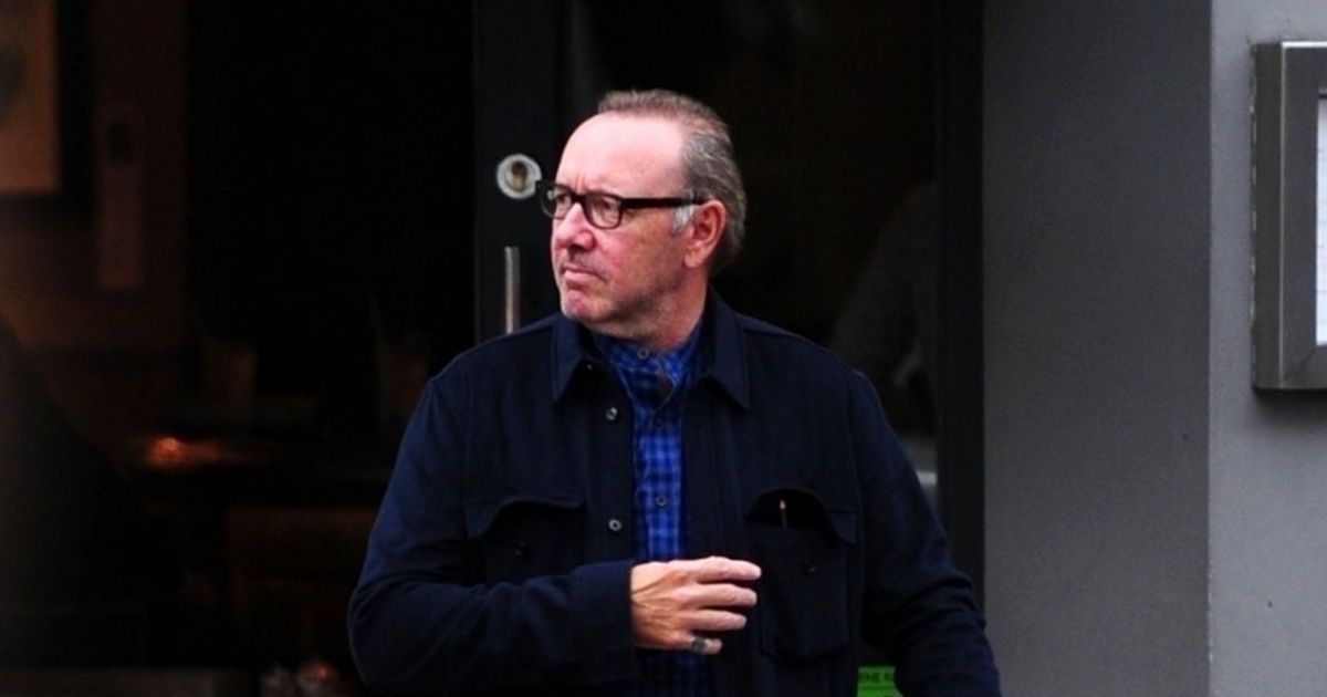 Exclusif - L'acteur américain Kevin Spacey quitte le restaurant ...
