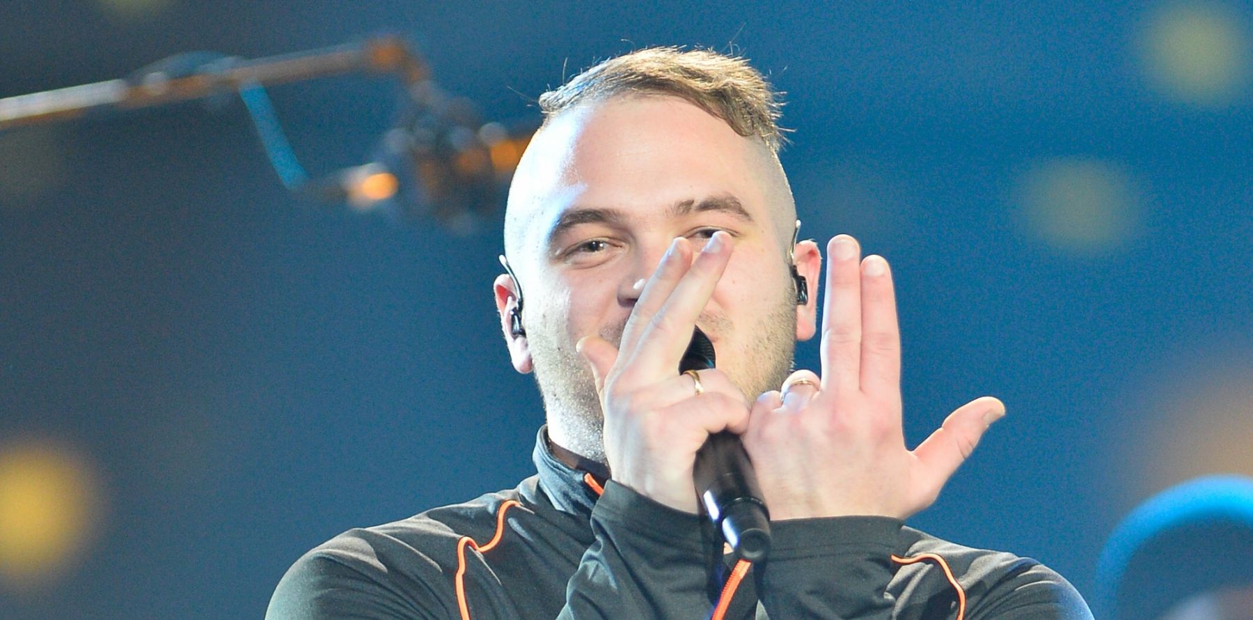 Jul : Bagarres et agressions pendant son concert, le chanteur s'excuse ...
