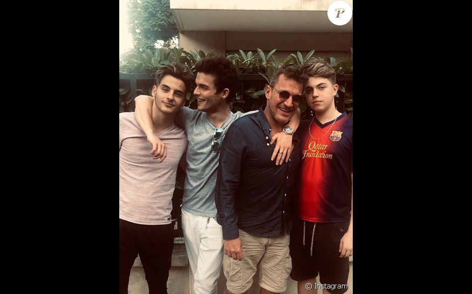 Benjamin Castaldi entouré de ses trois fils Julien (22 ans), Simon (19 ...