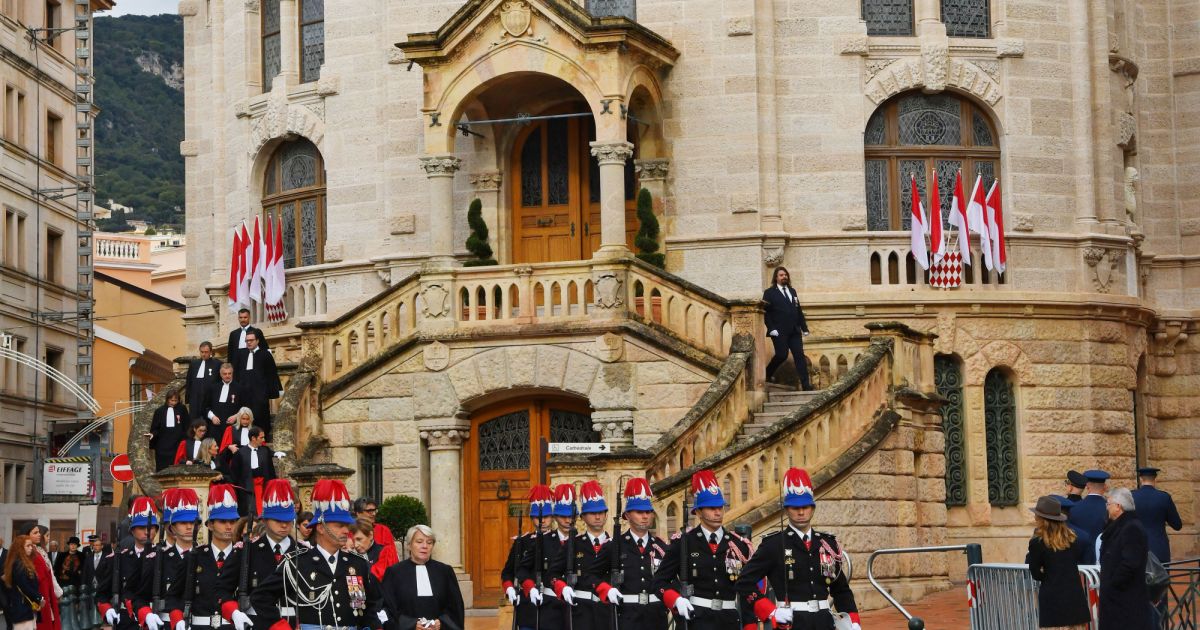 La famille princière de Monaco arrive à la cathédrale Notre-Dame ...