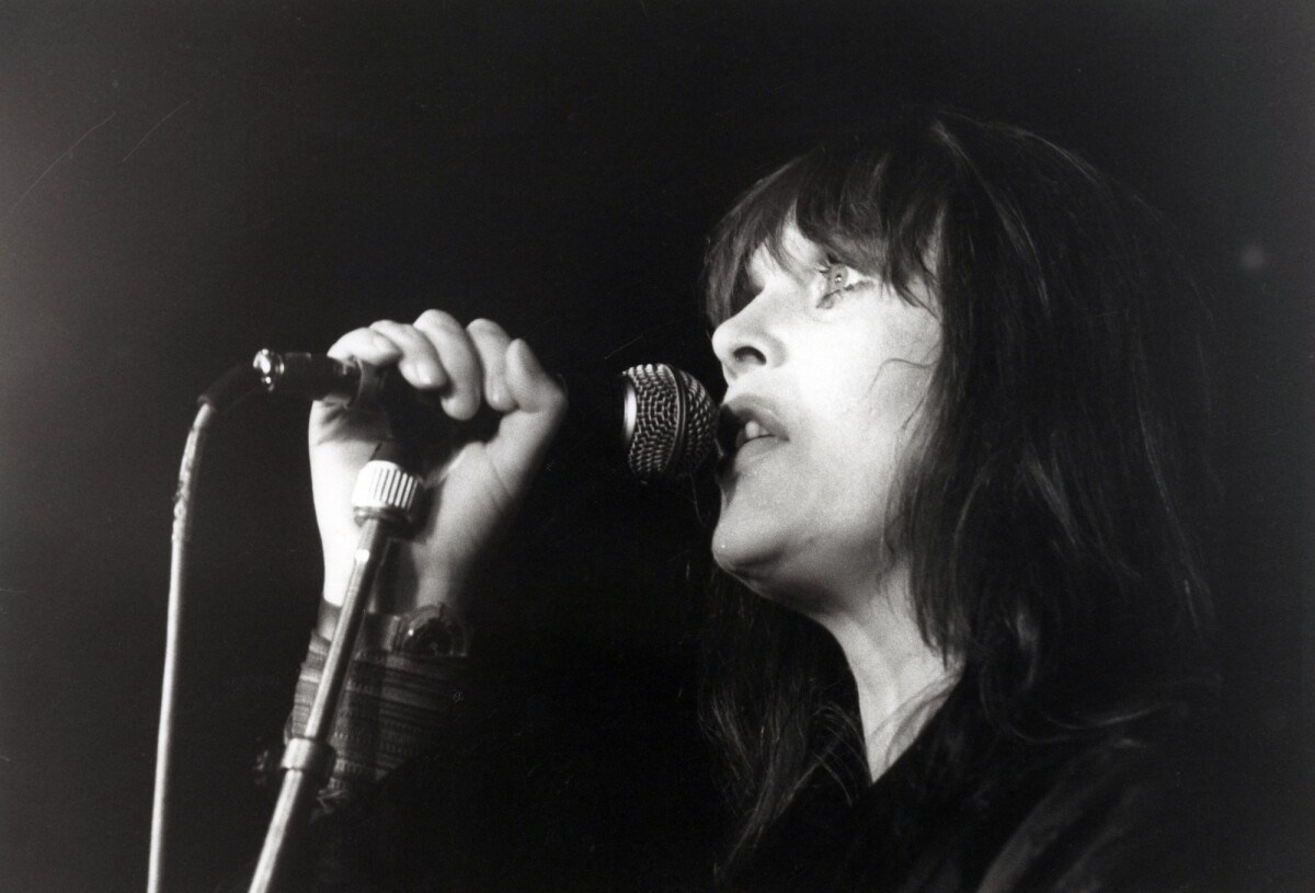 Photo : La chanteuse Nico (Christa Päffgen) en concert en 1986 ...