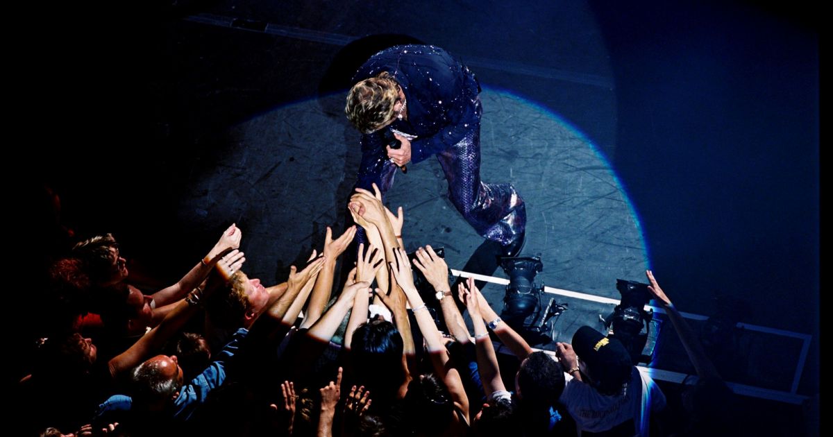Exclusif - Johnny Hallyday sur scène salue son public en concert à l ...