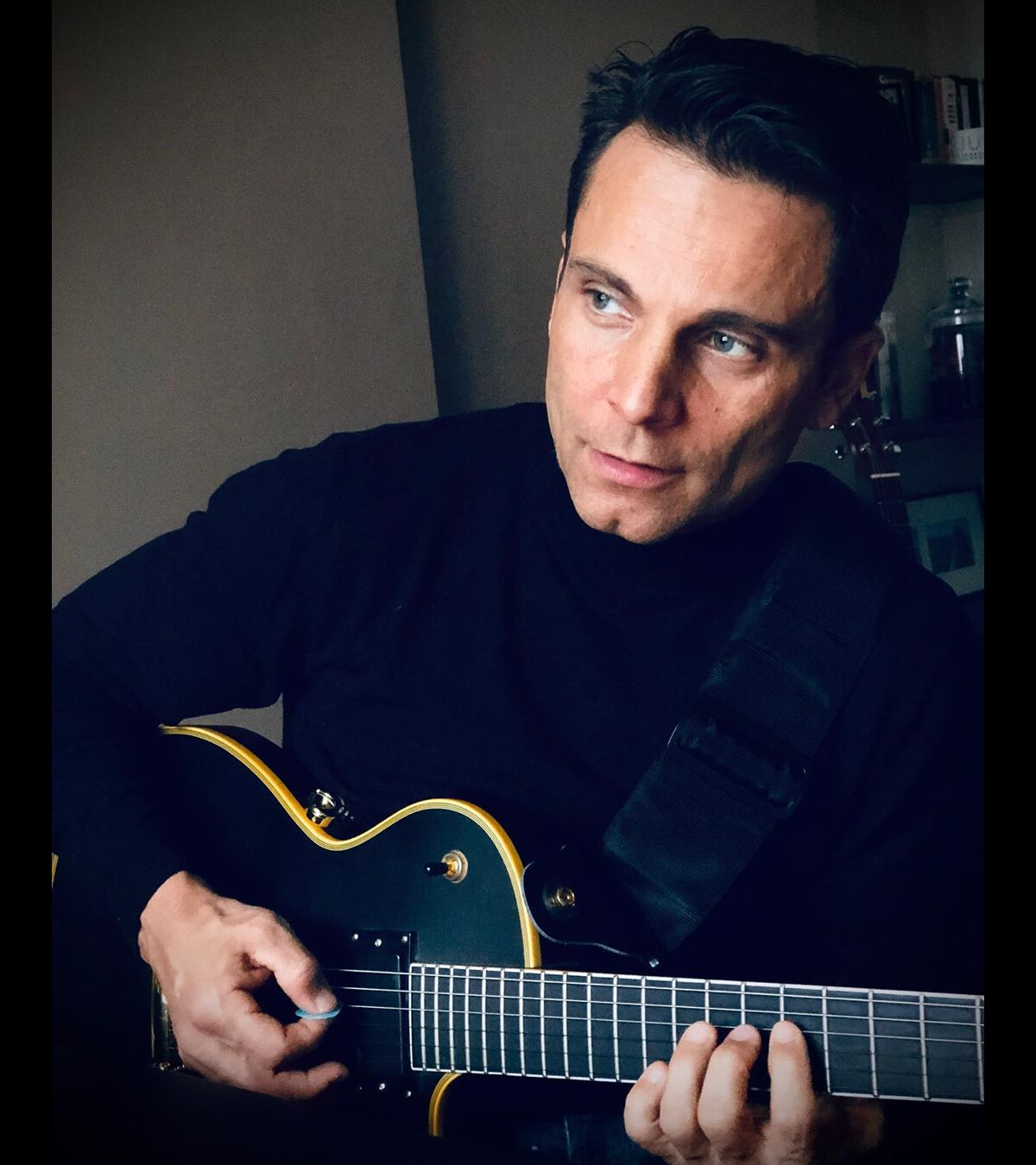 Photo : Allan Theo à la guitare, sur Instagram, janvier 2020. - Purepeople