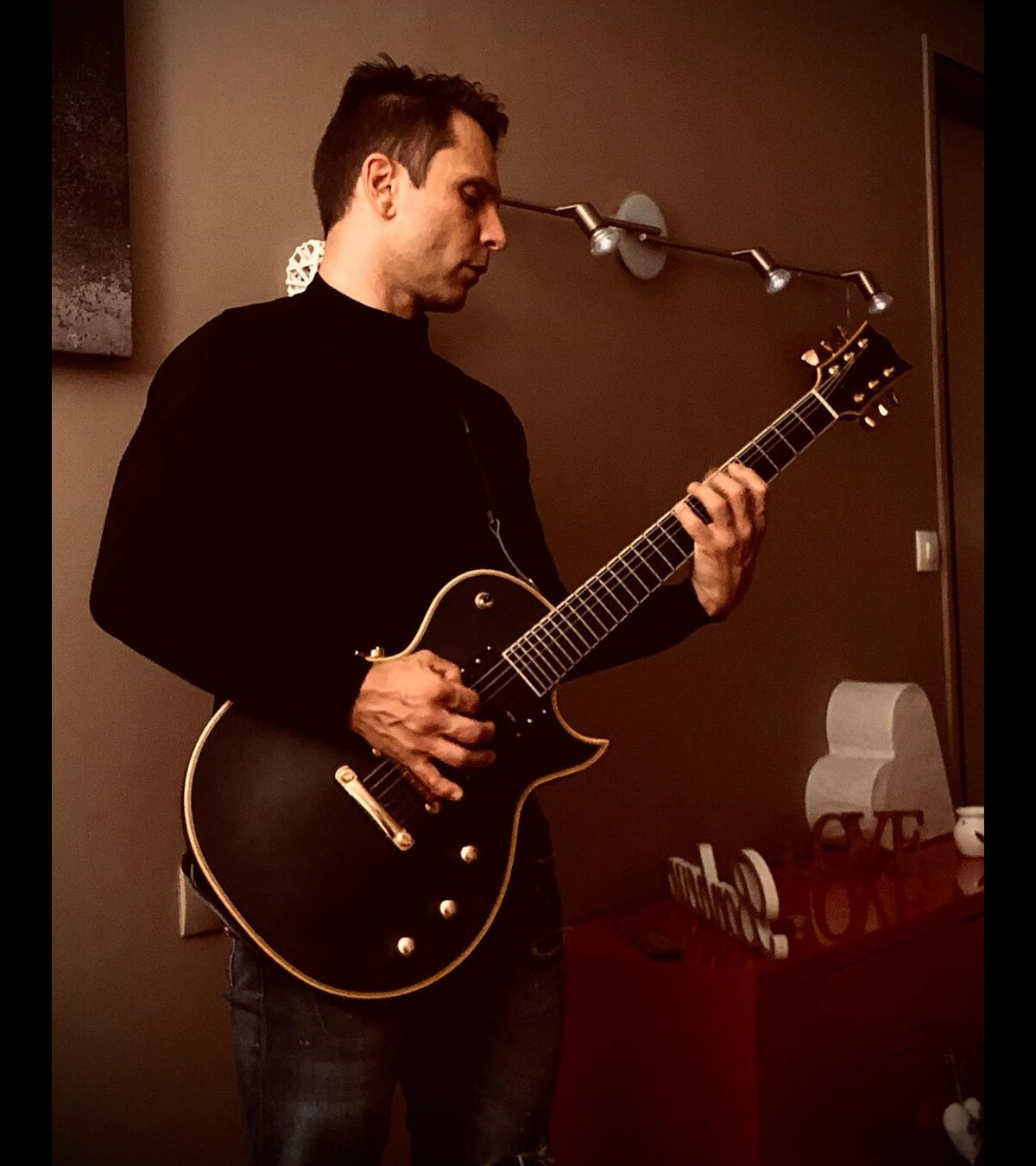 Photo : Allan Theo joue de la guitare sur Instagram, janvier 2020 ...