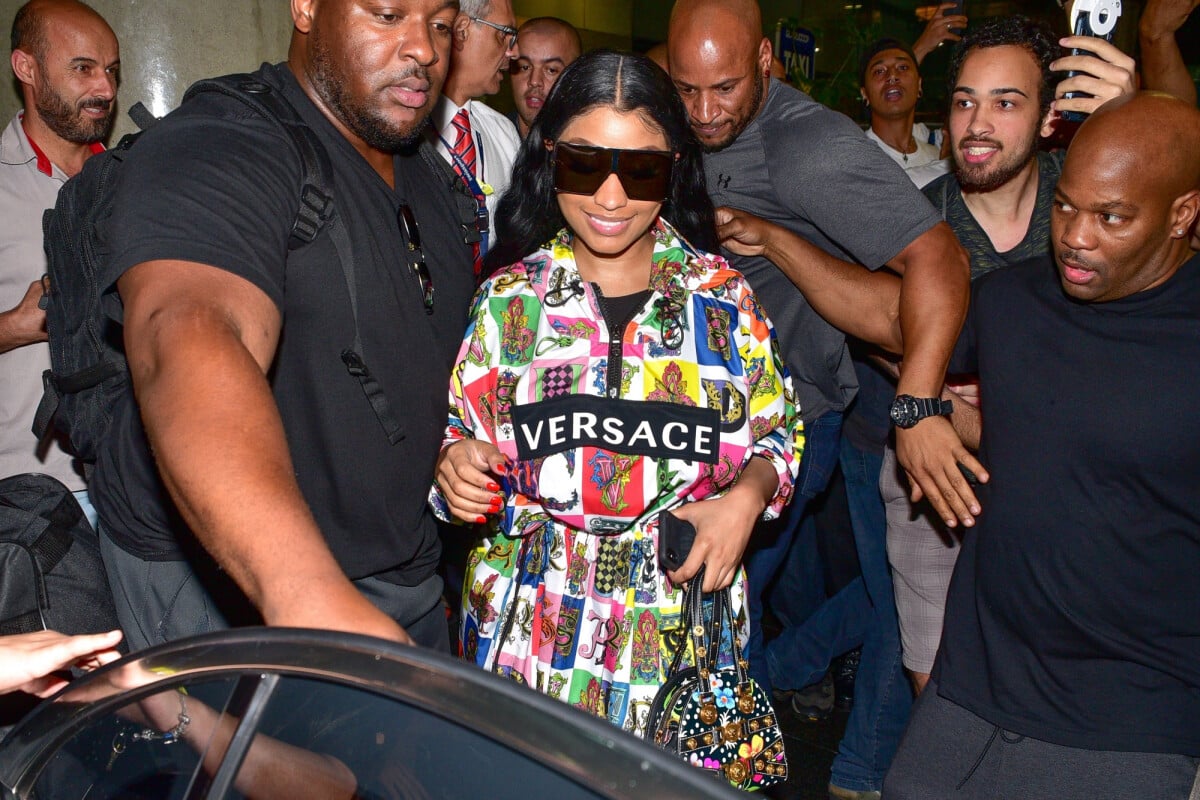 Photo : Nicki Minaj salue ses fans à son arrivée à l'aéroport de ...