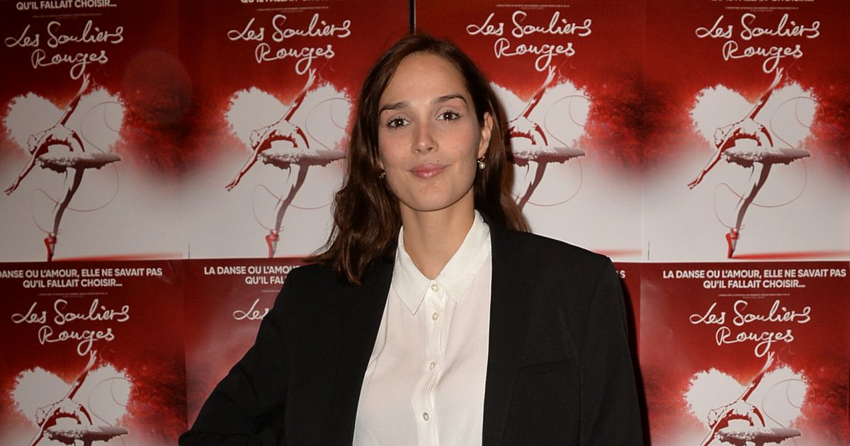 Camille Lou au photocall de la générale de presse du spectacle musicale ...