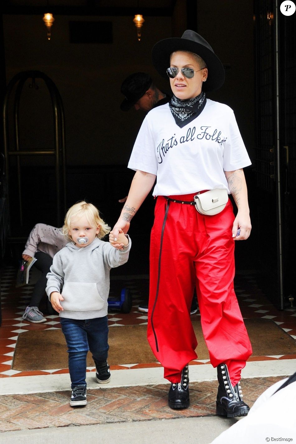 Pink et son fils Jameson Moon Hart à la sortie de leur hôtel à New York ...