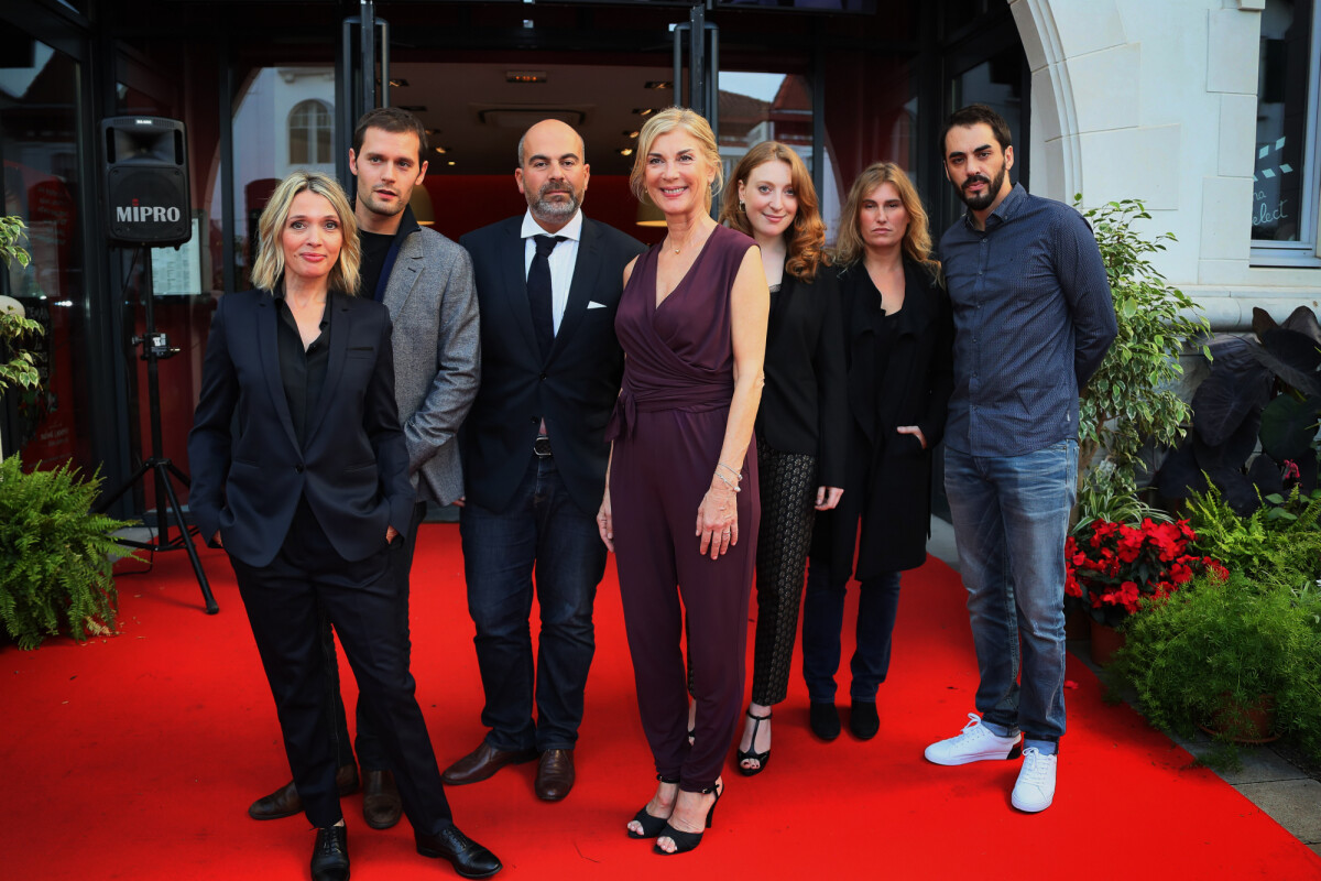 Photo : La présidente du jury Michèle Laroque et les membres du jury ...