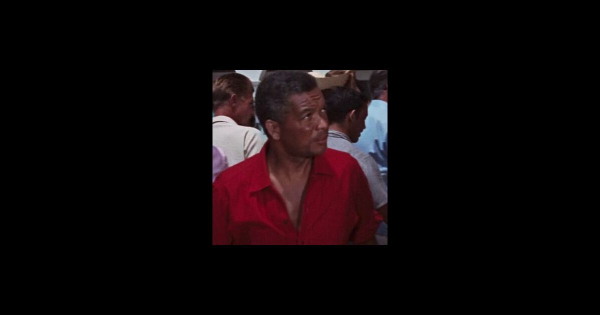 Earl Cameron jouant Pinder, agent des services secrets bahaméens, dans ...