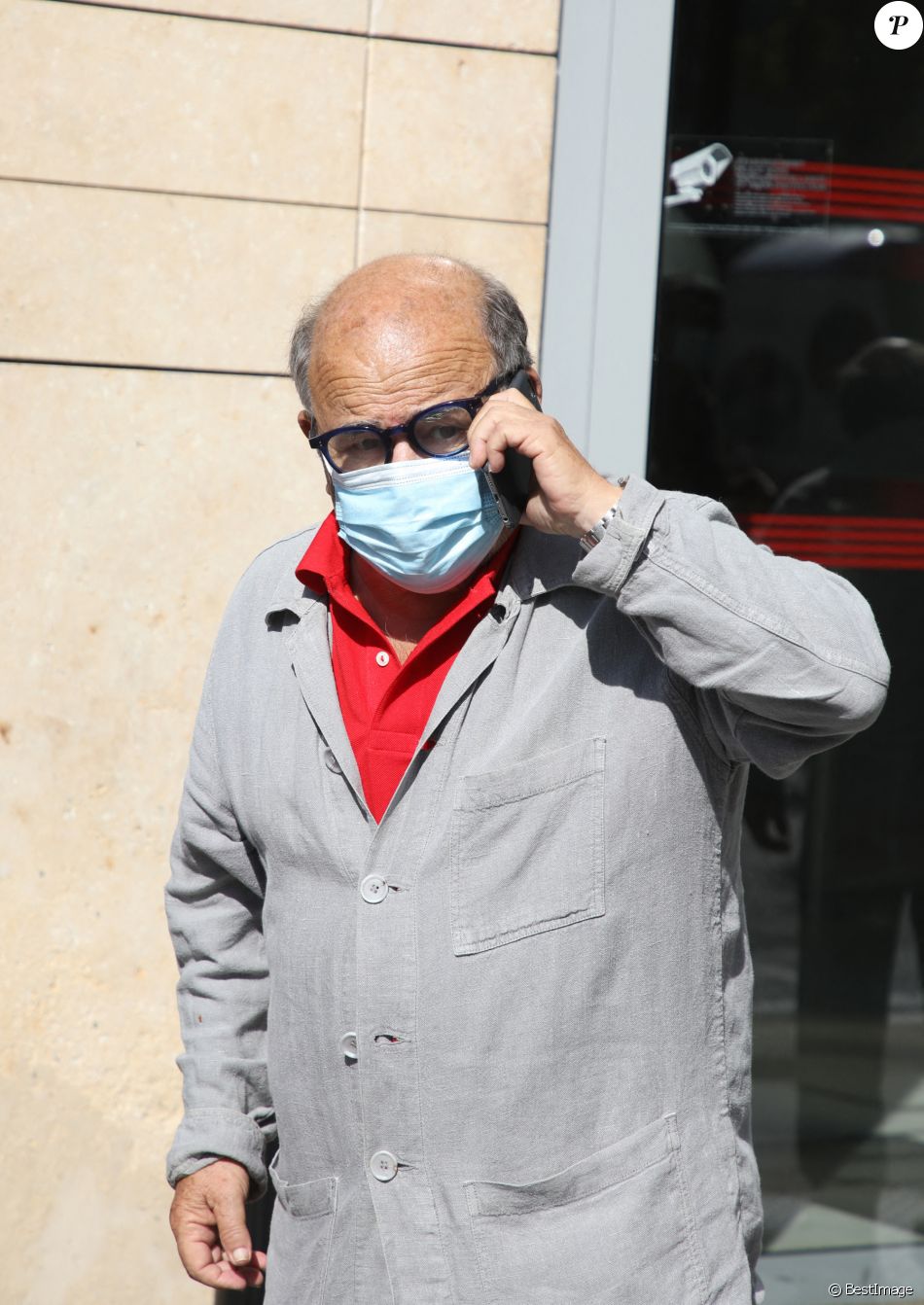 Exclusif - Jean Benguigui, masqué à la sortie des studios RTL à Neuilly ...
