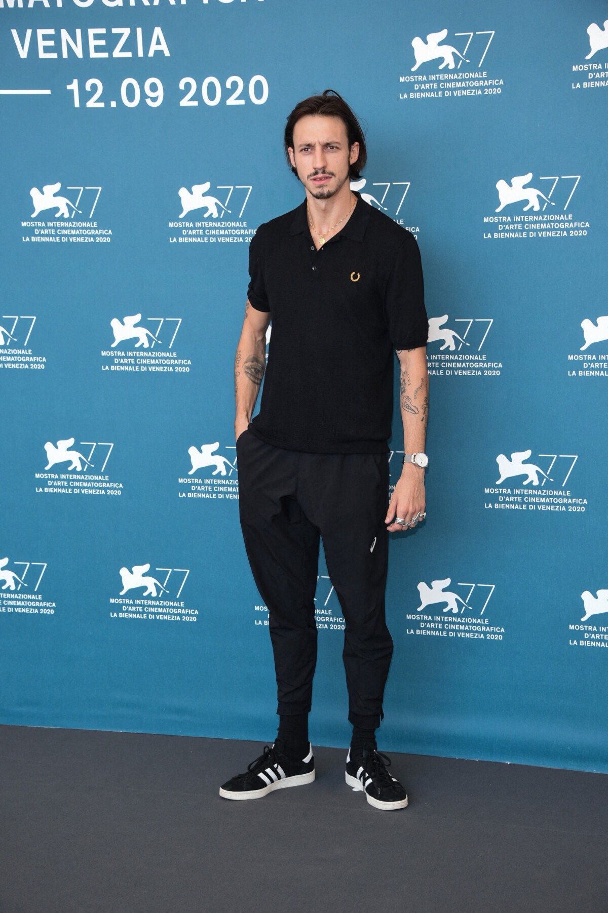 Photo : Roméo Elvis - Photocall du film "Mandibules" lors de la 77ème ...