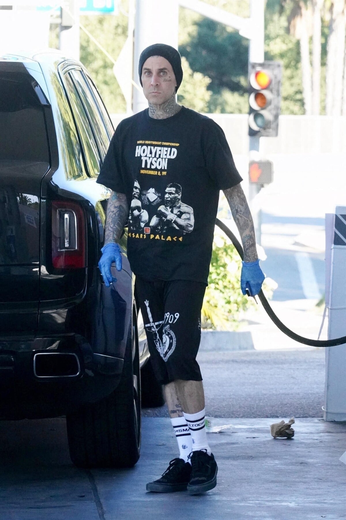 Photo : Exclusif - Travis Baker fait le plein d'essence à Los Angeles ...