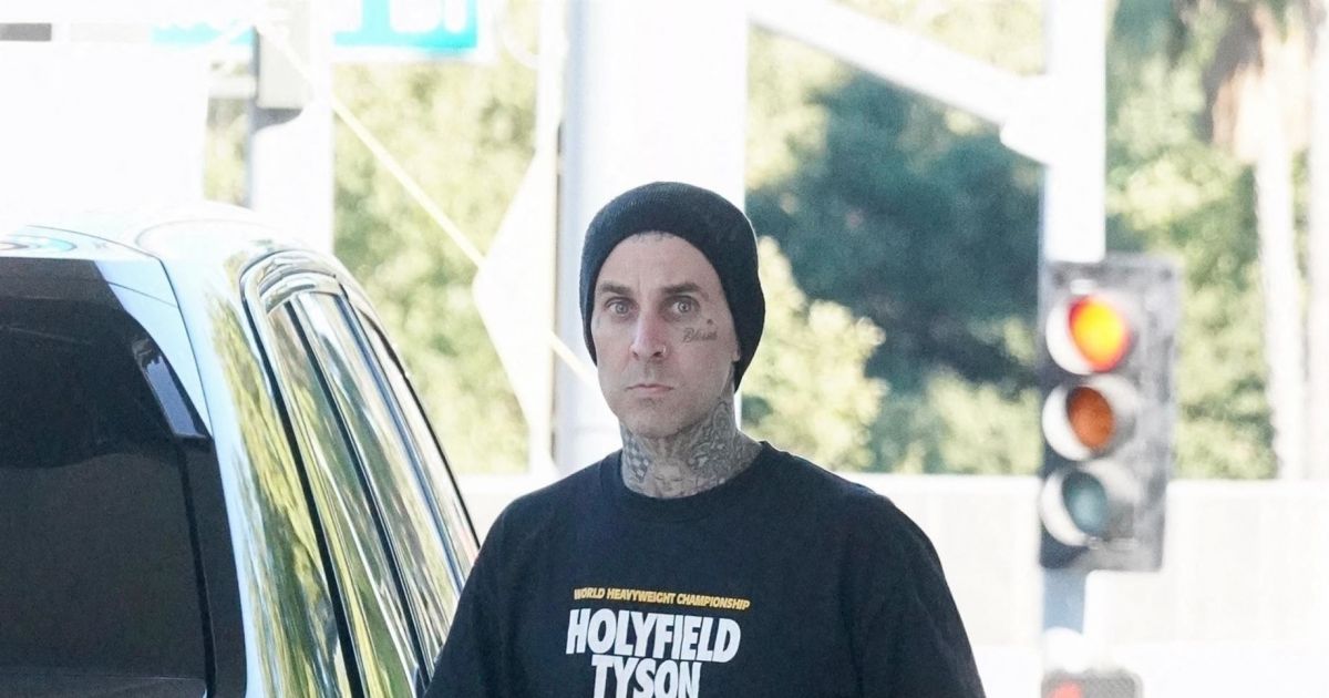 Exclusif - Travis Baker fait le plein d'essence à Los Angeles, le 3 ...