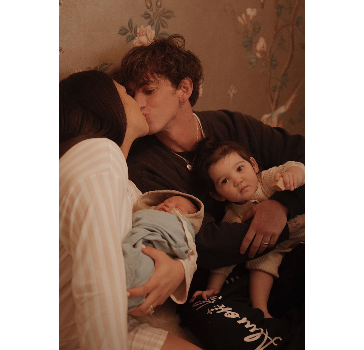 Photo : Cassie, son mari Alex Fine et leurs deux filles, Sunny Cinco et ...