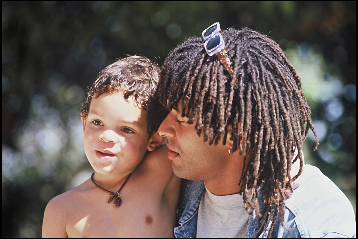 Photo : Yannick et son fil Joakim le 26 avril 1990 - Purepeople