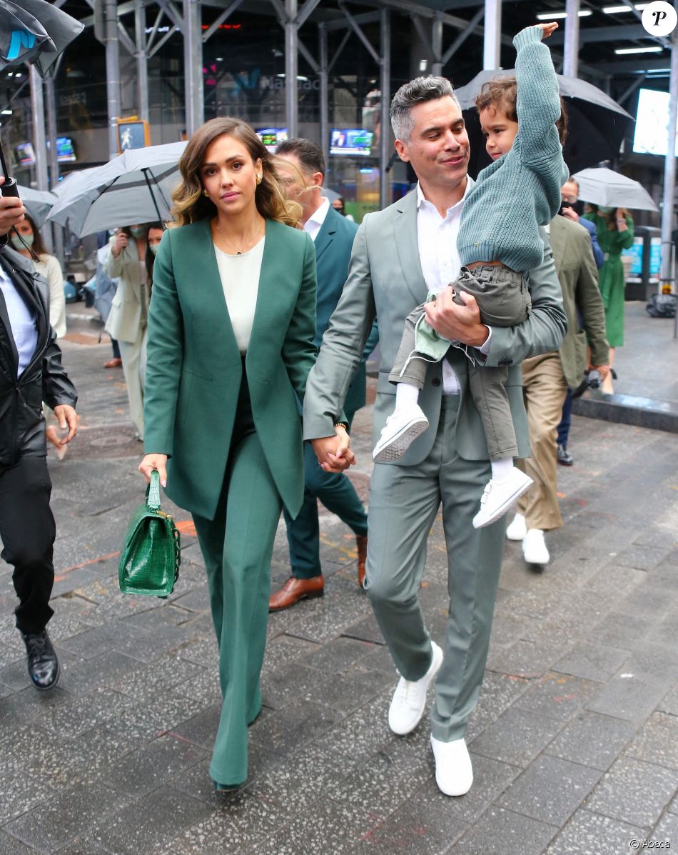 Jessica Alba, son mari Cash Warren et leur fils Hayes au Nasdaq à New ...