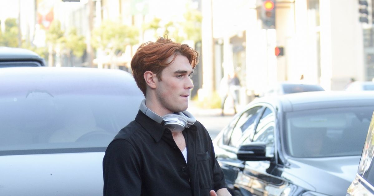 K.J. Apa (Keneti James Fitzgerald Apa) de la série Riverdale fume une ...