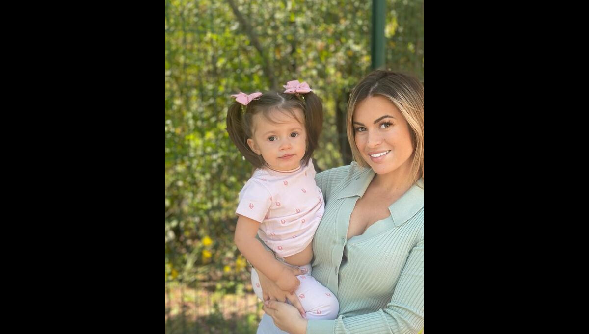 Photo : Carla Moreau avec sa fille Ruby, avril 2021 - Purepeople