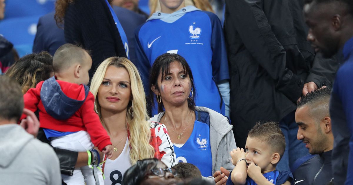 Dimitri Payet avec ses fils Noa et Milan et sa femme Ludivine Payet ...