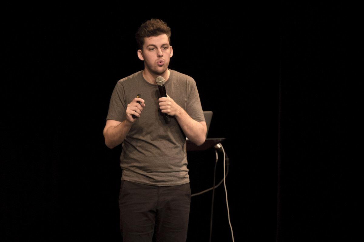 Photo : Spectacle de Pierre Croce (Powerpoint Comedy) au festival ...