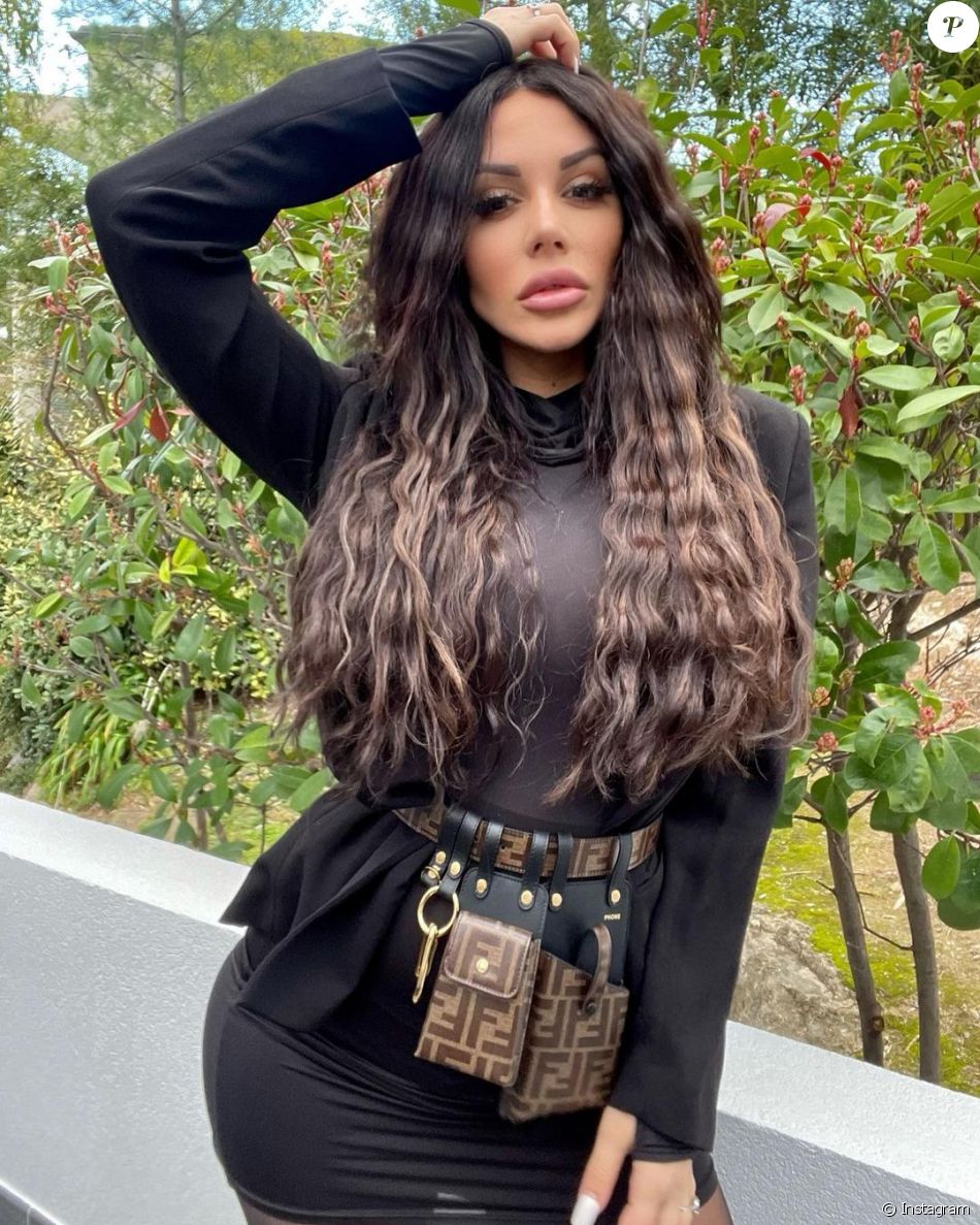 Laura Lempika pose sur Instagram, février 2021 - Purepeople
