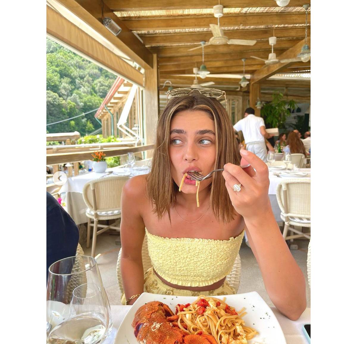 Photo : Le top model Taylor Hill en vacances. Juin 2021. - Purepeople