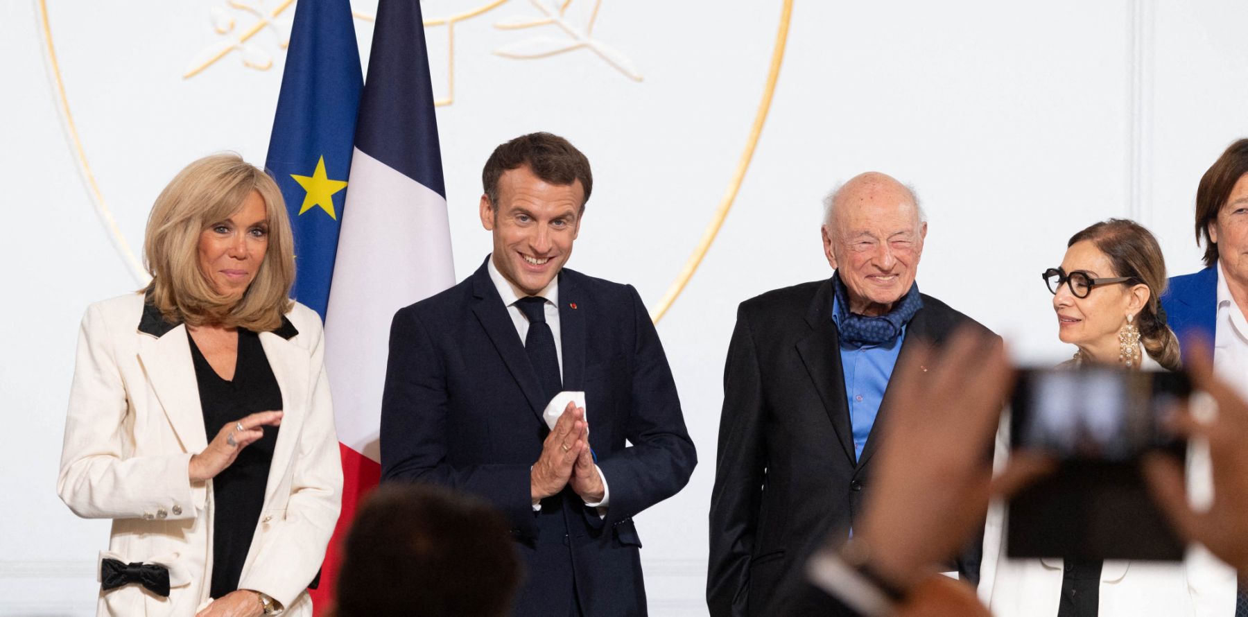 Emmanuel et Brigitte Macron complices avec Edgar Morin pour ses 100 ans ...