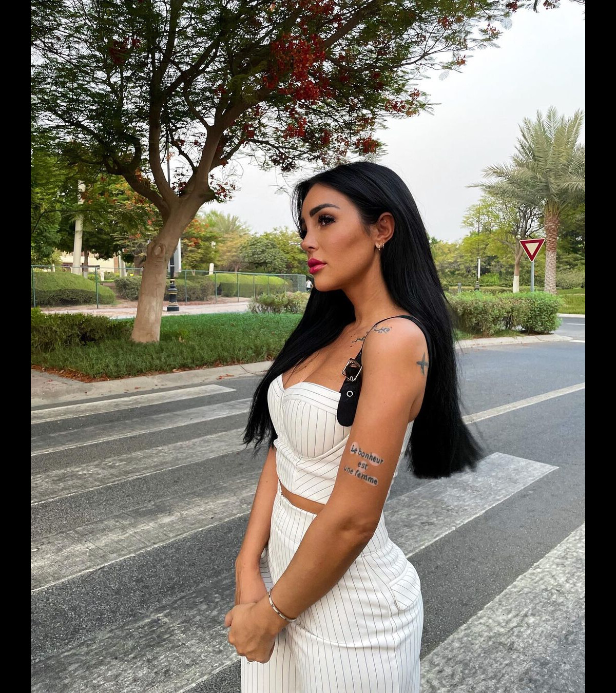 Photo : Fidji Ruiz enlève ses tatouages. - Purepeople