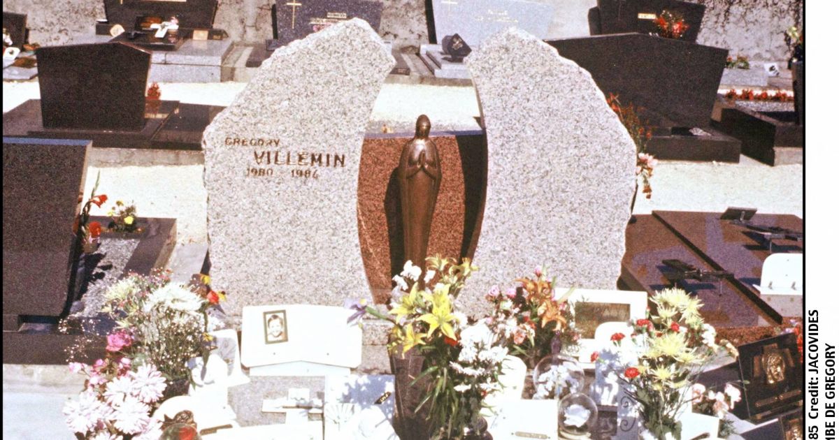 Tombe de Grégory Villemin au cimetière de Lépanges-sur-Vologne, dans ...